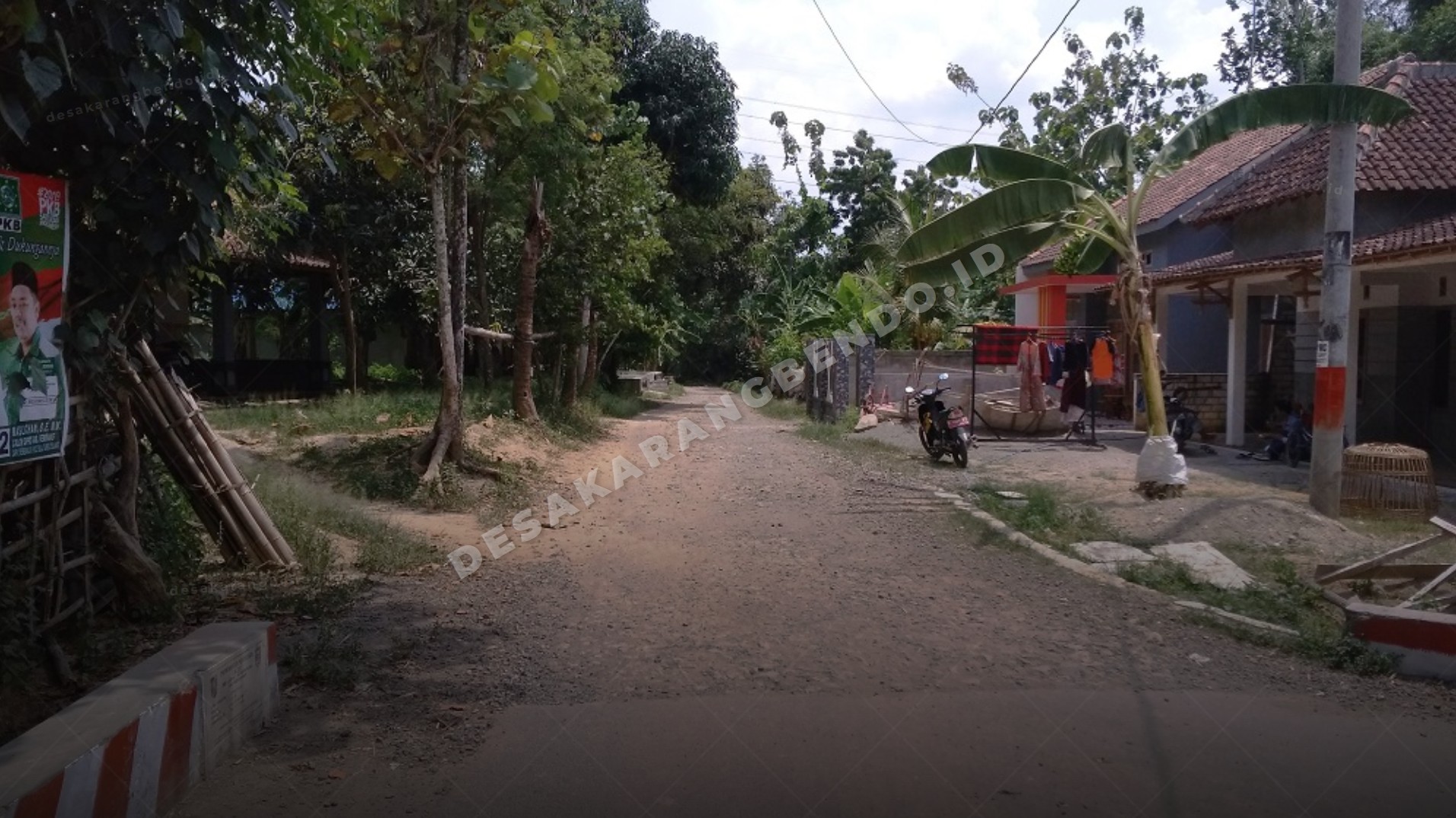 Proyek Jalan Mangkrak 6 Bulan, Warga Banyuwangi Bangun 5 Candi dari ...